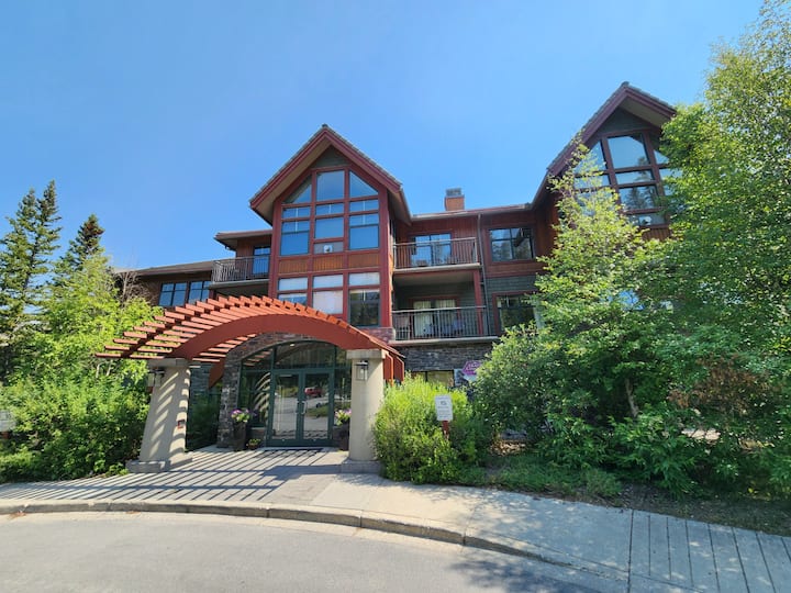 Serene Hideaway-sleeps 6, Heated Pool & Hot Tub - Canmore