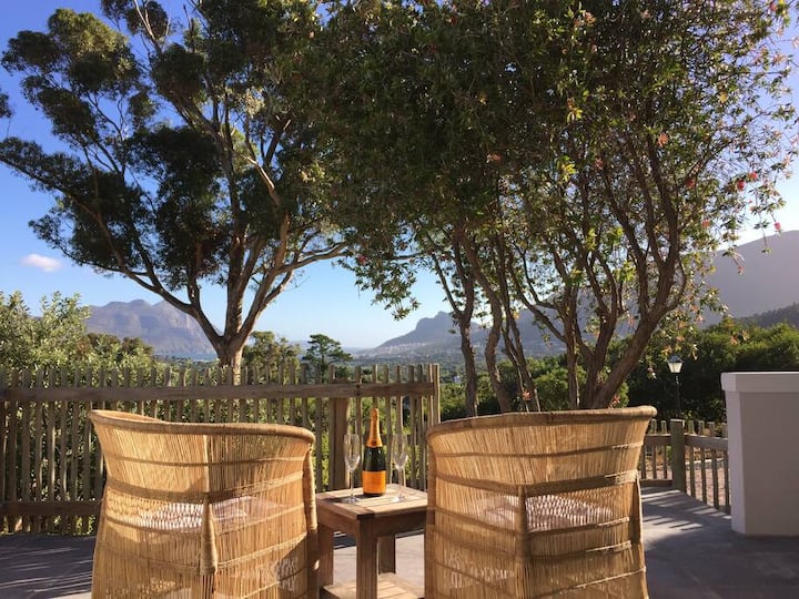 Owl Cottage -Fireplace, Pool, Sea & Mountain Views - Cape Town