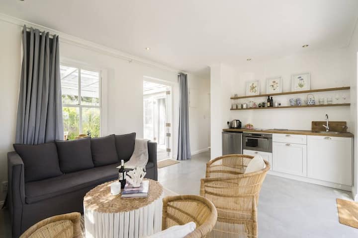 Owl Cottage -Fireplace, Pool, Sea & Mountain Views - Western Cape