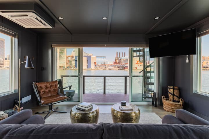 Flohom 13 | Dark Luxe Suite • Inner Harbor - Baltimore, MD
