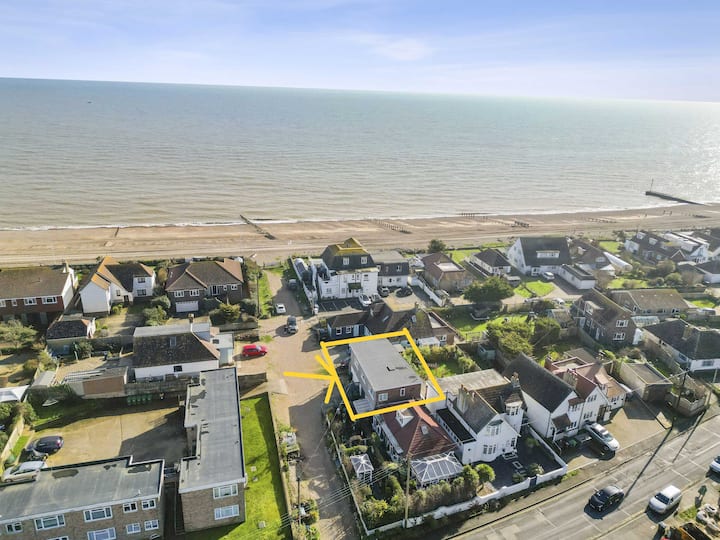 Beachside Coastal Retreat With Ocean Views - Eastbourne