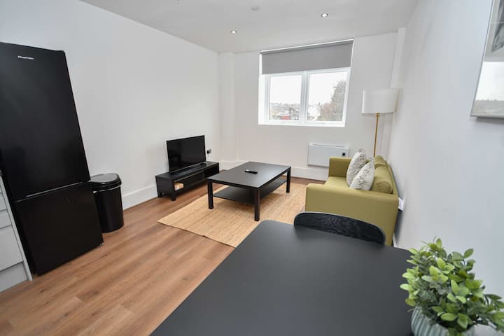 Modern 1 Bedroom Apartment In Morley With Parking - Leeds