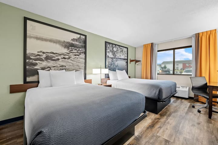 2 Queen Beds | Super 8 Alexandria | Free Parking - Alexandria, MN