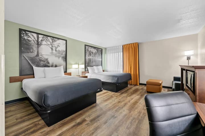 2 Queen Beds | Super 8 Alexandria | Free Parking - Alexandria, MN