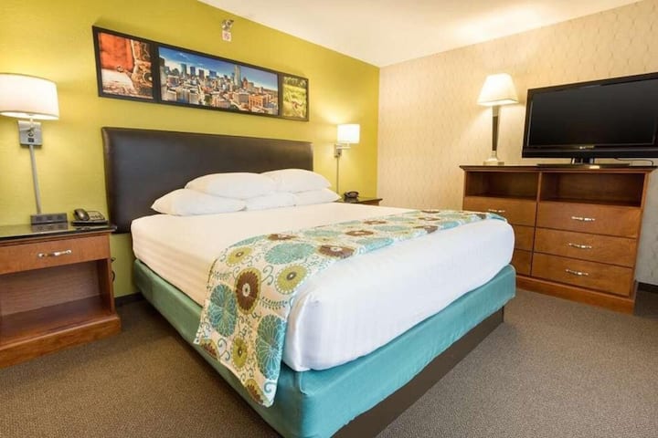 1br King | Wyndham Sugar Land | Hot Tub & Gym - Sugar Land, TX