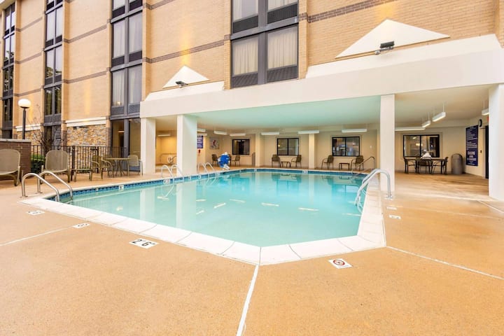 Wyndham Sugar Land | 1br King | Galleria Excursion - Sugar Land, TX