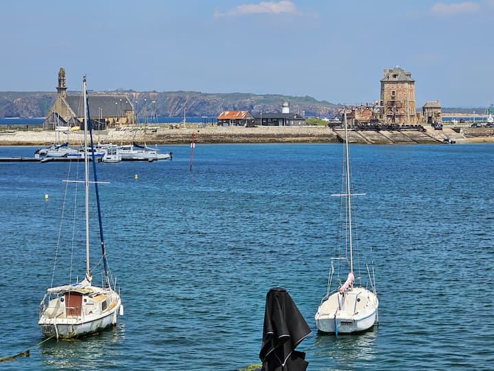 Quiétude Sur Le Port De Camaret - Crozon