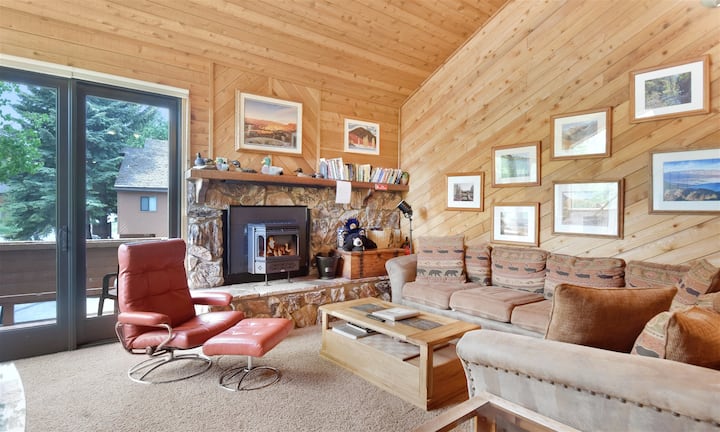 Snowflower 53: Spacious, Partial Mountain Views - Mammoth Lakes, CA