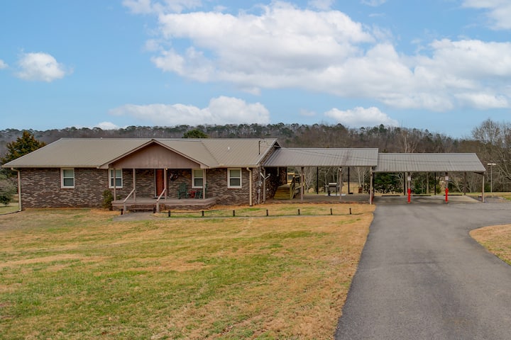 Spacious Fishing Getaway By Lake Guntersville! - Scottsboro, AL