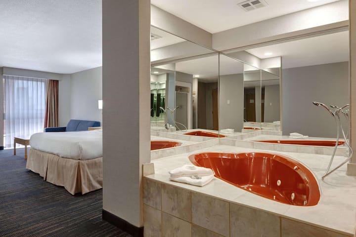 Wyndham Niagara Falls | King Deluxe | Casino Walks - Niagara Falls