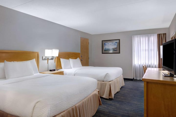 2 Queen | Wyndham Niagara Falls | Fallsview Walks - Niagara Falls, NY