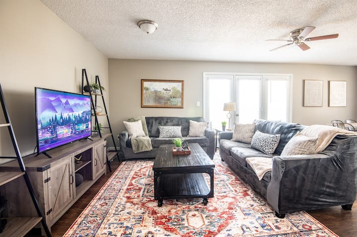 Ridge Retreats - Unit C: King Bed/hilltop View/tvs - Homewood, AL