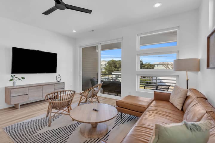 Walk To Beach & Trails, Modern, Cozy Retreat Villa - Carolina Beach