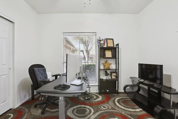 Separate Office, King Suite, Stocked Kitchen, Bbq - Round Rock