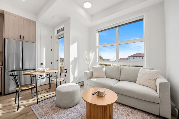 Bright And Modern 1 Bedroom With Ac + Parking - Calgary