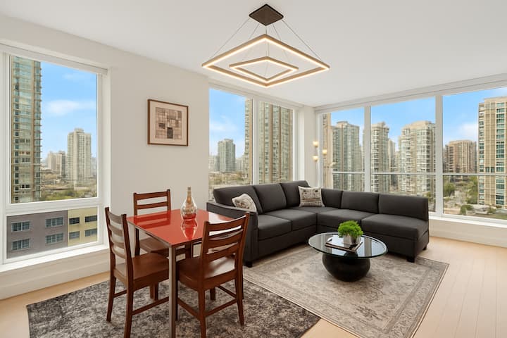 Modern 2 Br Bright Corner Apt With Open Views - Vancouver
