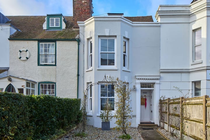 Pilots Lodge | A Coaste Home - Parking Included - Deal