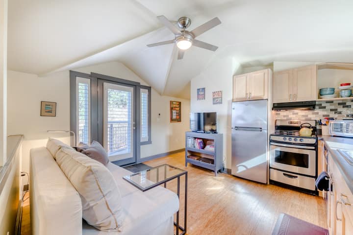 Contemporary Studio | Balcony | Dog Friendly - Portland, OR