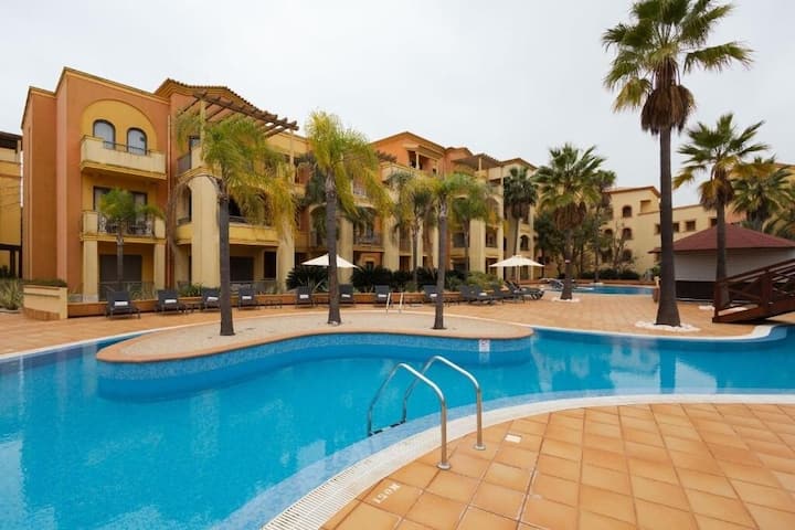 Golf, Sun & Poolside Bliss At Superior 2br Pad - Quarteira