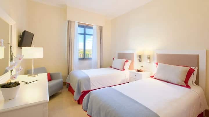 Poolside Paradise: Superior 3br W/ Marina Views - Vilamoura