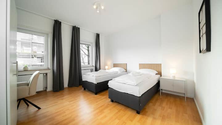 Favoritestays: 5 Person | Washing Machine Parking - Mönchengladbach