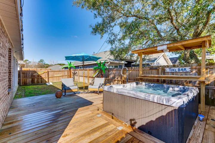 < 2 Mi To Navarre Beach: Group Home W/ Deck + Bar - Navarre, FL