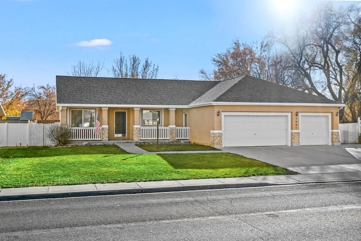 Near Maverik Center & Valley Fair • 3br Home - West Valley City, UT