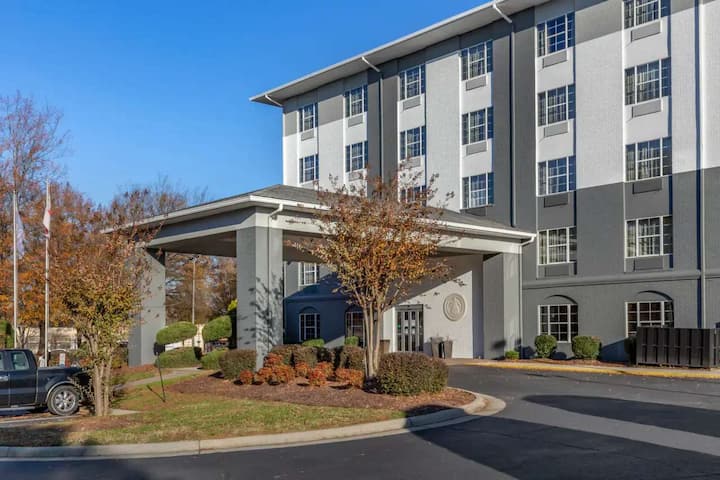 Steps To Centrum Parkway | Free Breakfast & Pool - Charlotte, NC