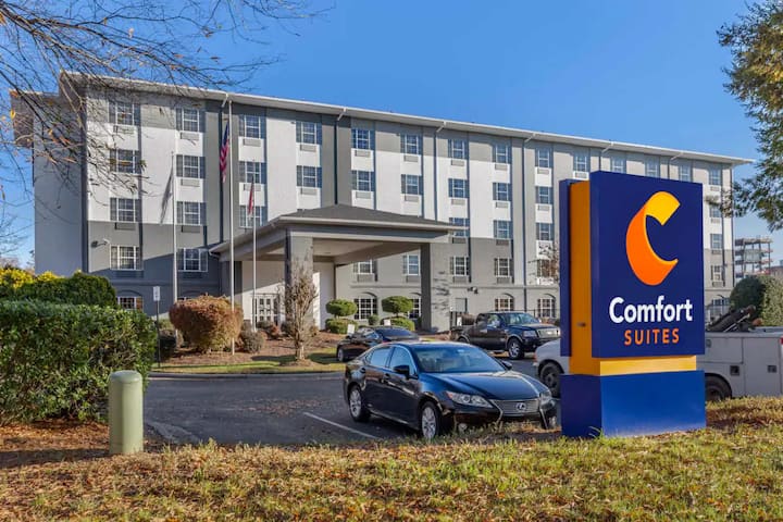 Close To Carowinds | Free Breakfast. Pool. Gym. - Charlotte, NC