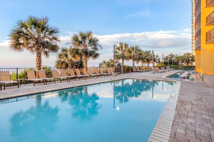 Stylish Ocean Suite Steps From The Sand - Myrtle Beach