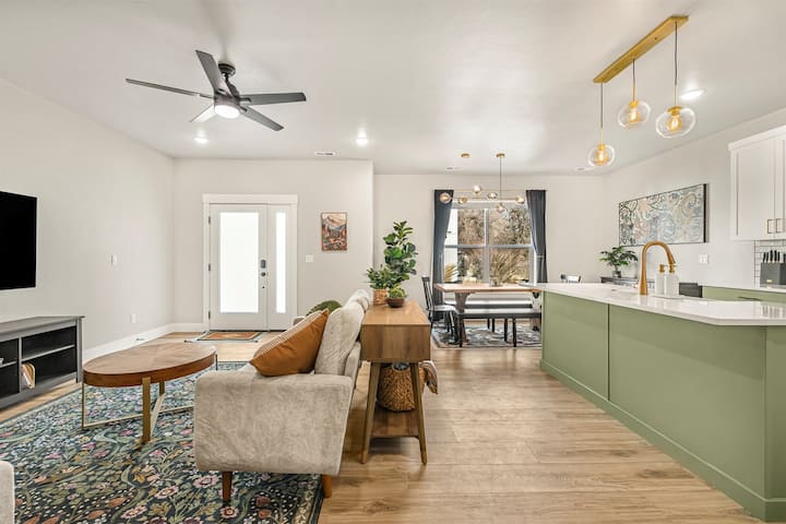 Evergreen Cottage • Sleeps 8 • Near Yellowstone - Rexburg, ID