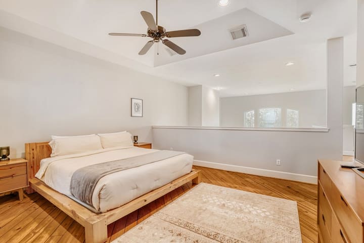 Modern Central 2/2.5 Townhome - Houston, TX