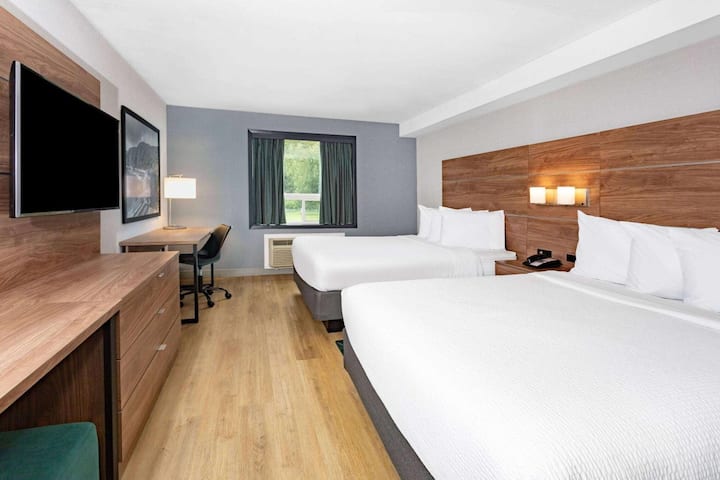 2 Queen | Wyndham Cornwall On | Speedway Fun - Cornwall