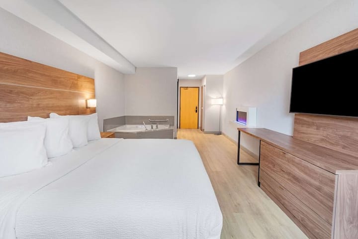 King Jet Tub | Wyndham Cornwall On | Relax & Roam - オンタリオ コーンウォール