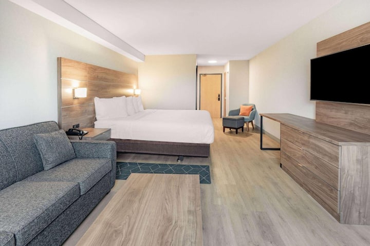 King Business | Wyndham Cornwall On | River Walk - Cornwall, ON, Canada