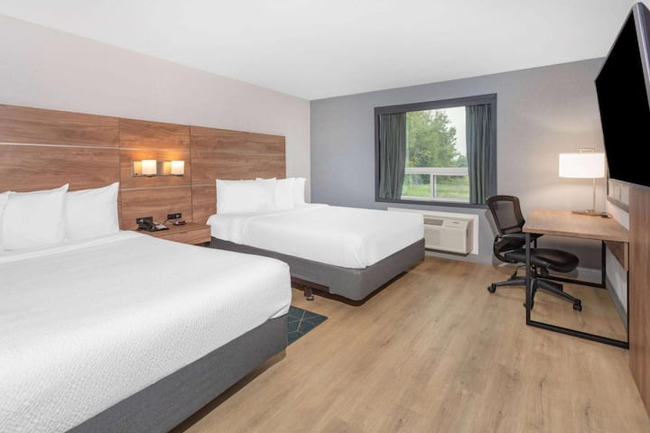 2 Queen Kitchenette | Wyndham Cornwall On | Family - Cornwall