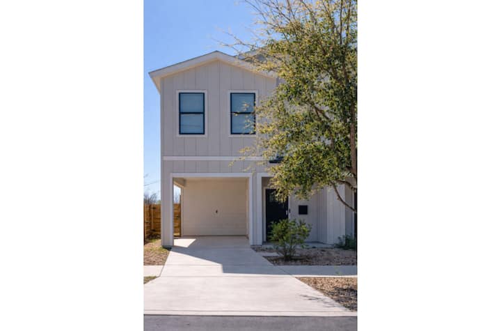 Stylish Downtown Retreat Near The Alamodome - San Antonio Missions National Historical Park