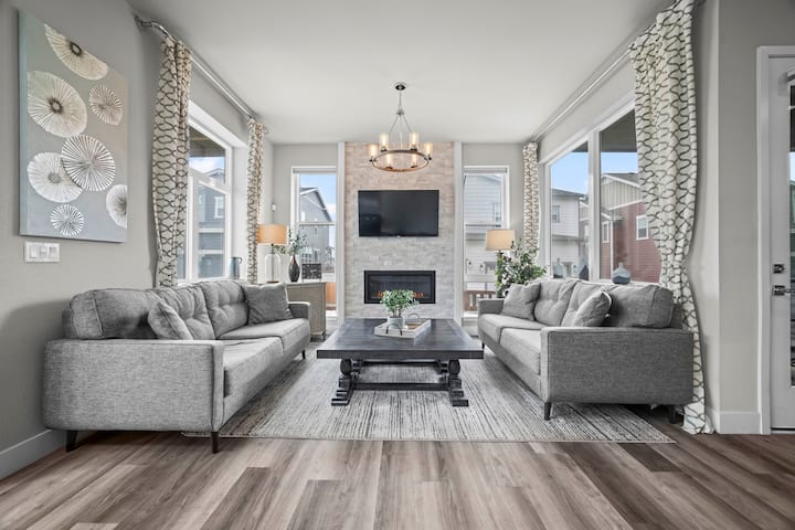 Rooftop Sunset Escape  | Bbq & Billiards |Sleeps 8 - Aurora, CO