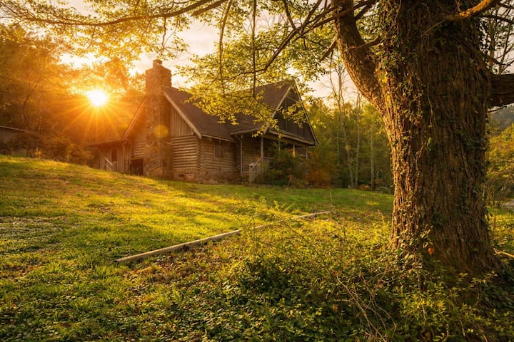 Townsend Charm: River View Historic Log Cabin! - Townsend, TN