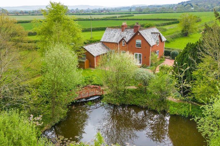 The Lodge | Peaceful Country Cottage Near Exeter - Bickleigh Castle