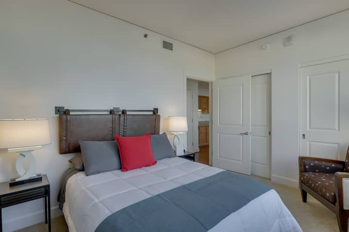 Modern City Apartment With Gym And Parking - Portland, OR