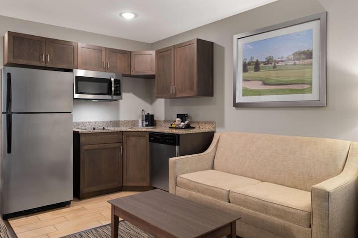 King Studio | Little Crow Resort | Golf & Pool - Sibley State Park, New London