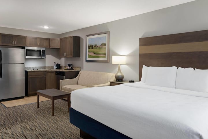 Little Crow Resort | King Studio | Lakeside Living - Sibley State Park, New London