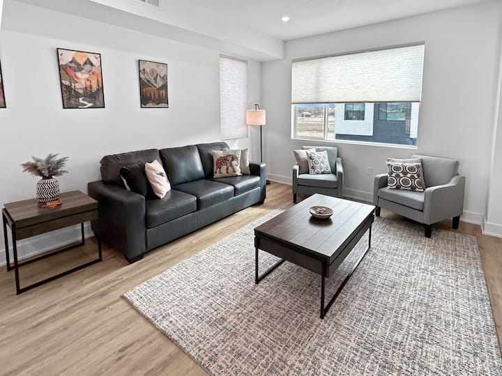 Modern Pet-friendly 3br Townhome + Private Garage - Grand Junction, CO