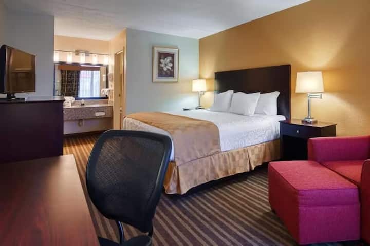 Convenient Room Near Lookout Mountain Views - Chattanooga, TN