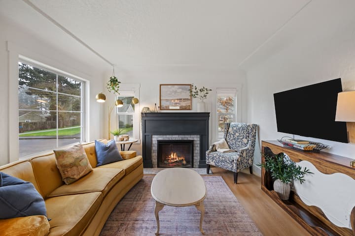 Camas Getaway • Near Downtown • Big Windows - Washougal, WA