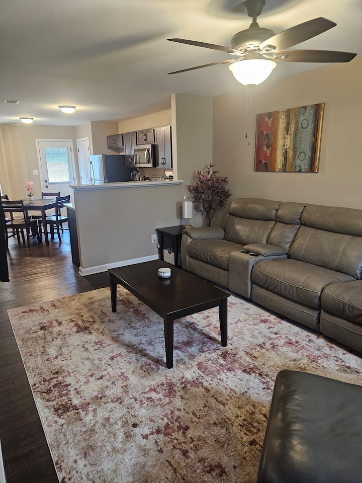 Smithson Getaway-king Bed/desk/wi-fi - Clarksville, TN