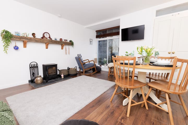 Central Lerwick Stay; Harbour Views, Log Burner - Lerwick