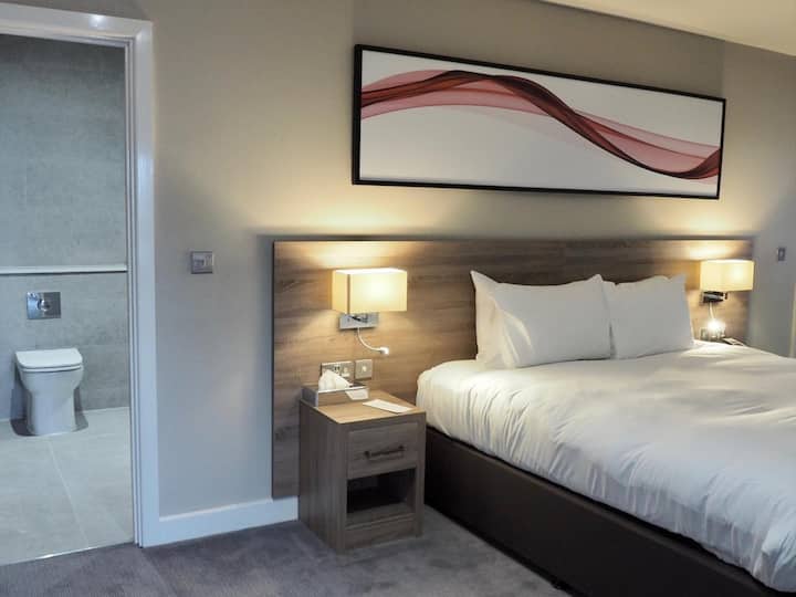 King Suite | Wyndham Telford | Heritage Stay - Telford