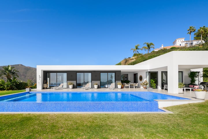 Stunning 3br Villa With Panoramic Views - Estepona